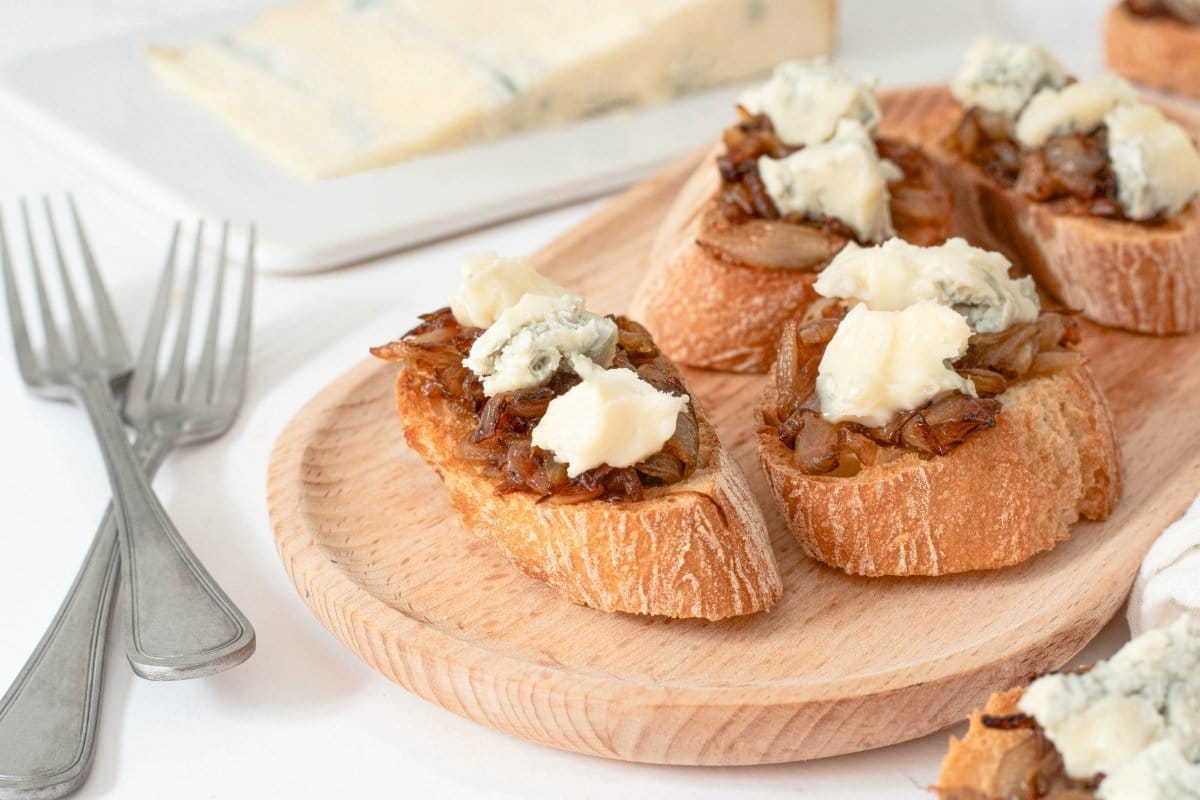 Receta: Tostadas de Cebollas Caramelizadas Nutri Foods con queso ...